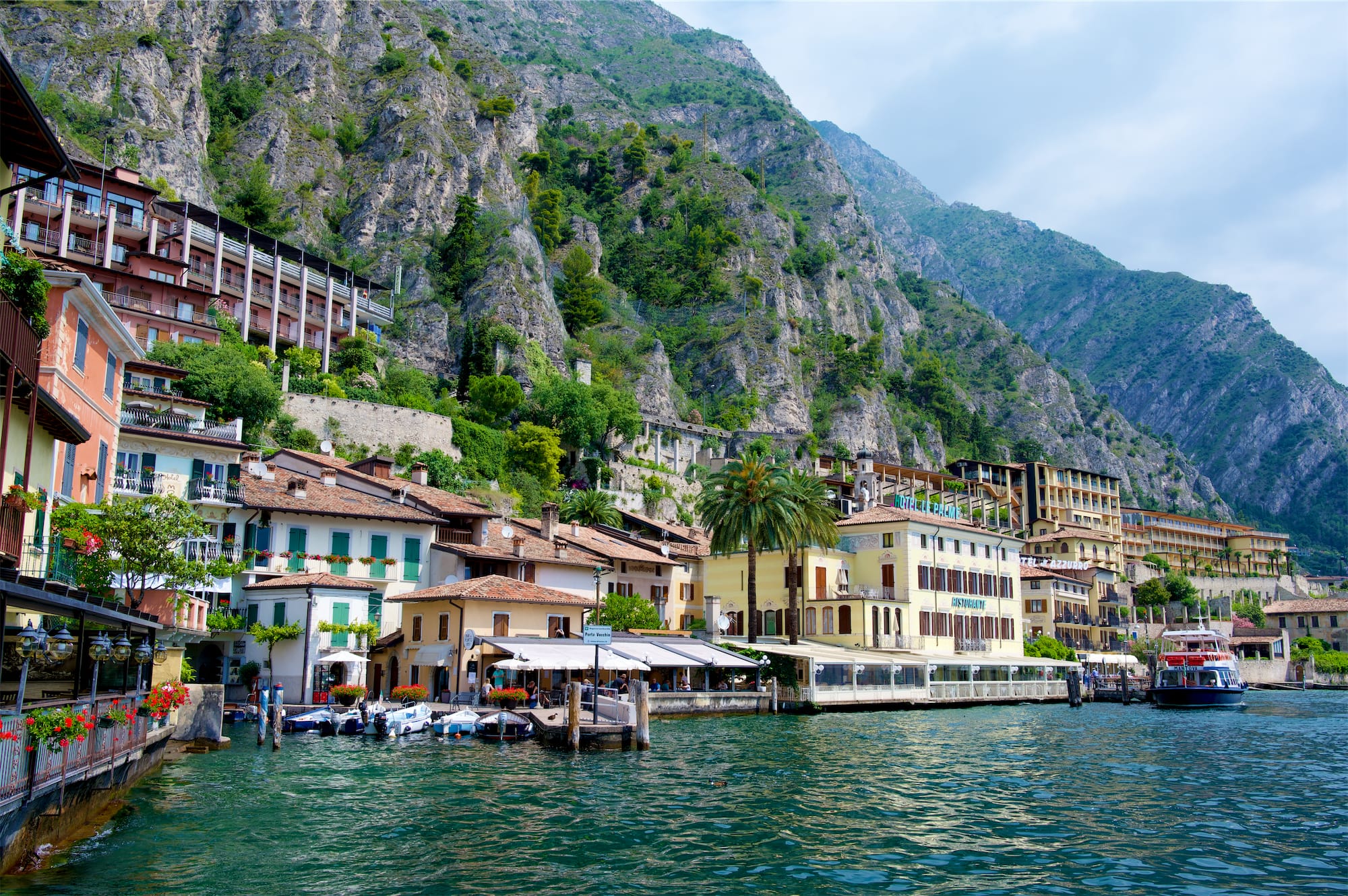 Limone Sul Garda Tra Il Blu Del Lago E Il Giallo Degli Agrumi Limone Sul Garda Tra Il Blu Del Lago E Il Giallo Degli Agrumi