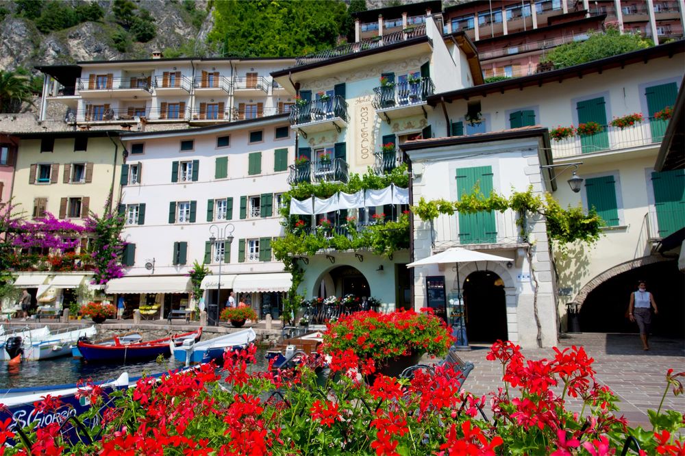 Limone sul Garda: tra il blu del lago e il giallo degli agrumi