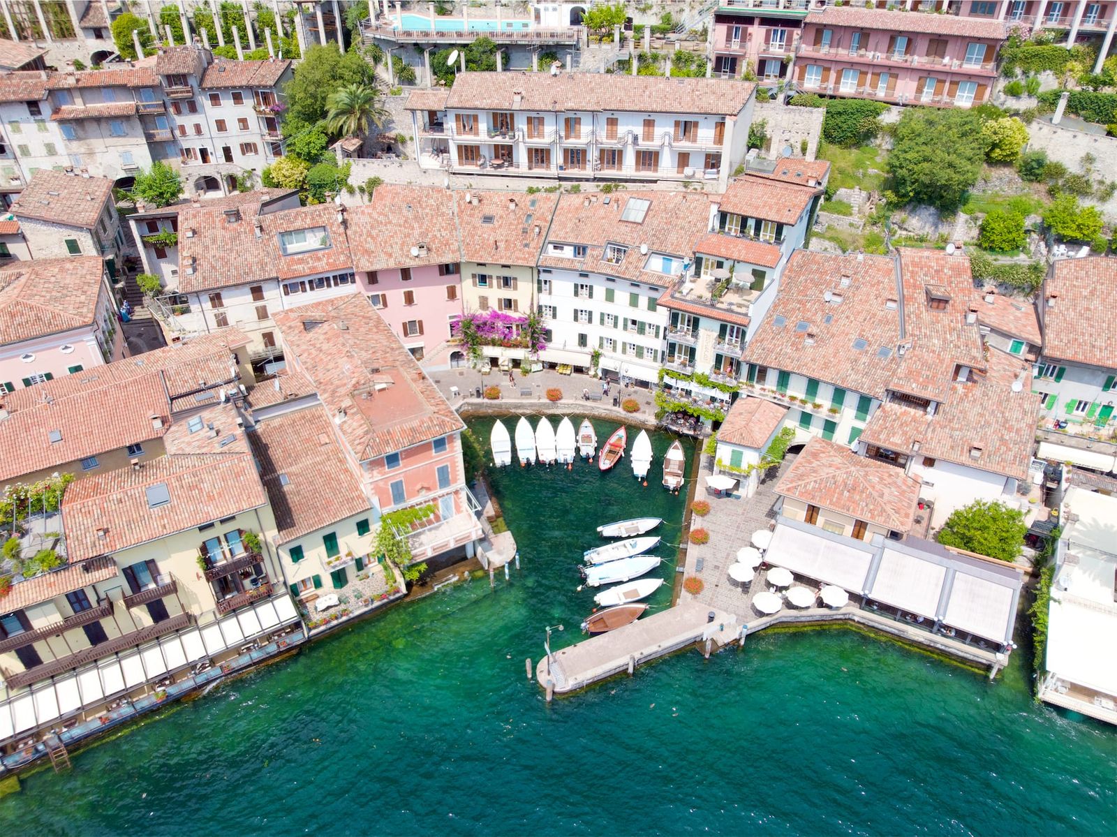 Limone sul Garda: tra il blu del lago e il giallo degli agrumi
