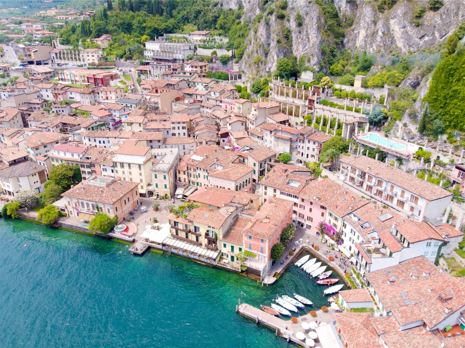 Limone sul Garda: tra il blu del lago e il giallo degli agrumi